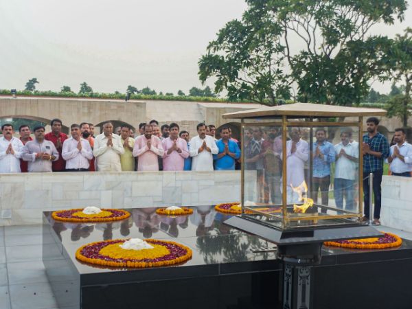 दिल्ली का ऐसा ऐतिहासिक स्थल, जहां महात्मा गांधी का समाधि स्थल है ...