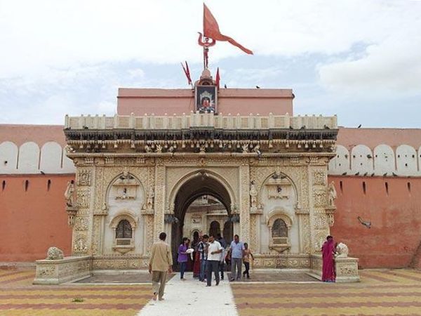 जानिए.. कौन हैं करणी माता और क्या है मंदिर में पाए जाने वाले चूहों का रहस्य | Karni Mata Temple ...