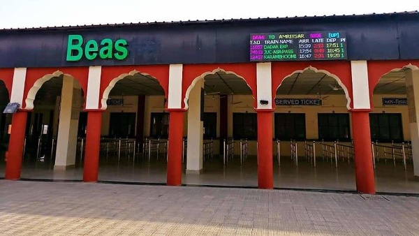 इस रेलवे स्टेशन पर ना मिलेगी चाय और ना अखबार, नहीं है एक भी दुकान ...