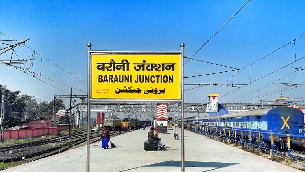 इस स्टेशन पर प्लेटफार्म No.1 से 2 पर जाने के लिए करना पड़ता है रिक्शा ...