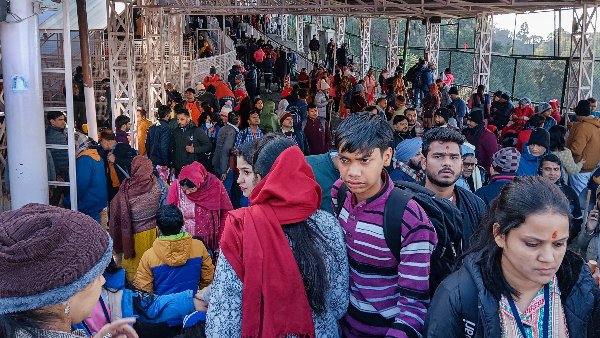दर्शन करने भारी संख्या में वैष्णो देवी पहुंचे श्रद्धालु, टूटा 1 दशक ...