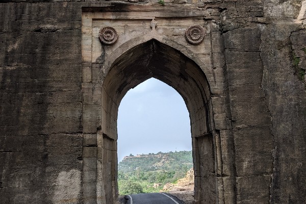 कहां है वो द्वार जहां फिल्म 'स्त्री 2' में श्रद्धा कपूर ने राजकुमार राव ...