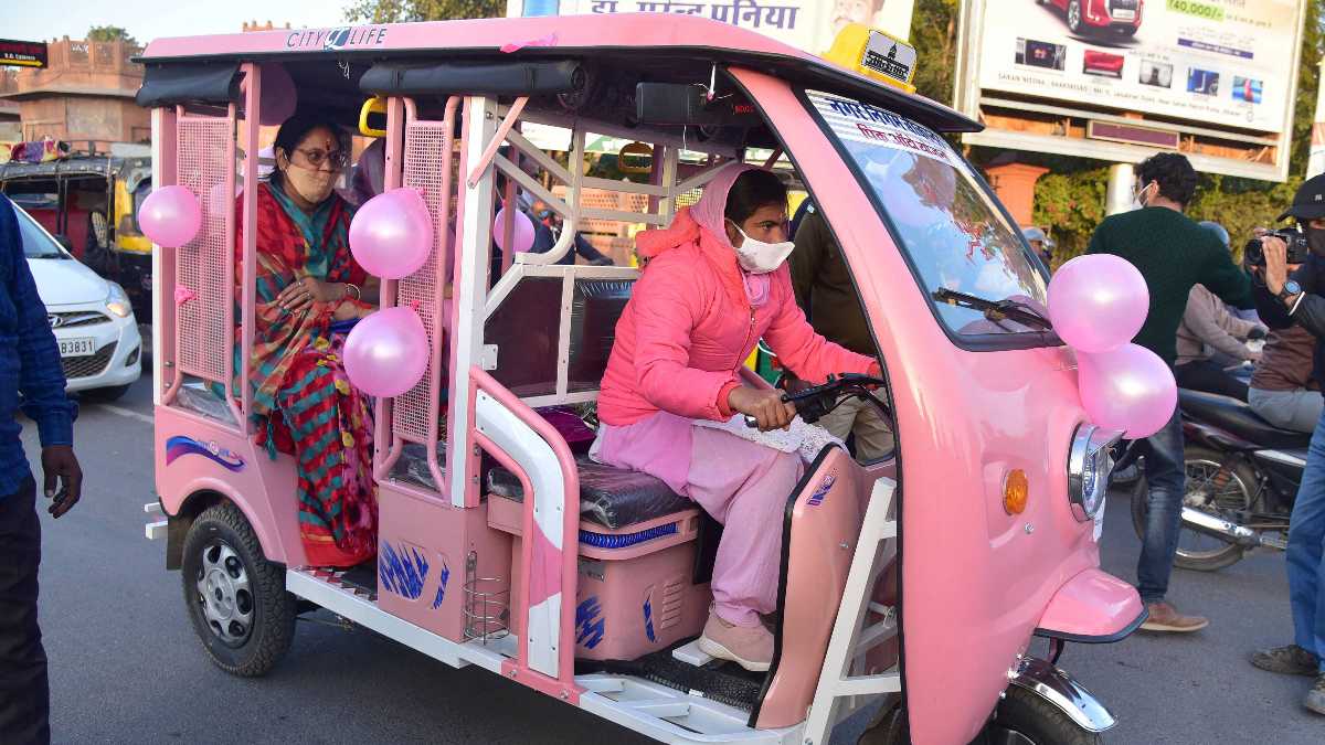 पुणे में जल्द लॉन्च होने वाली है पिंक ई-रिक्शा योजना, महिलाओं को मिलेगा ...