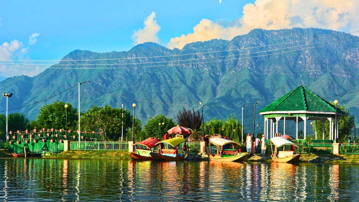 J&K: How Do More Than 50 Thousand People Live In The Floating Homes On Dal Lake? - Nativeplanet
