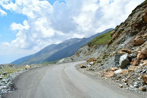 Discover the Serene Beauty of Sinthan Top: Kashmir's Hidden Crown ...