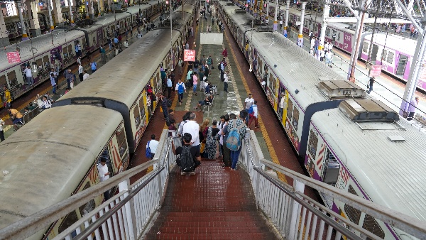 Chaos Erupts on Mumbai's Western Line as Technical Fault Causes Long ...