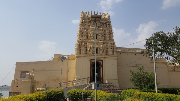 ತೆಲಂಗಾಣದಲ್ಲಿದೆ ವಿಷ್ಣುವಿಗೆ ಸಮರ್ಪಿತವಾದ ಪುರಾತನ ದೇವಾಲಯ..ಈ ವಾಸ್ತುಶಿಲ್ಪ ನೋಡಿ ...