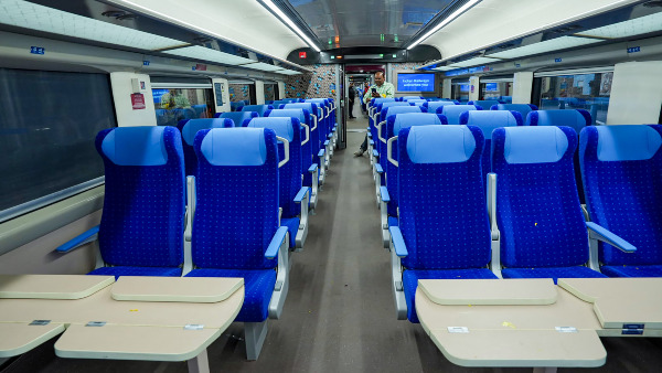 ವಂದೇ ಭಾರತ್ ರೈಲು ಹಾಗೂ ಸಿಸಿ ಕೋಚ್: ಎರಡರ ನಡುವೆ ವ್ಯತ್ಯಾಸವೇನು? | Difference ...