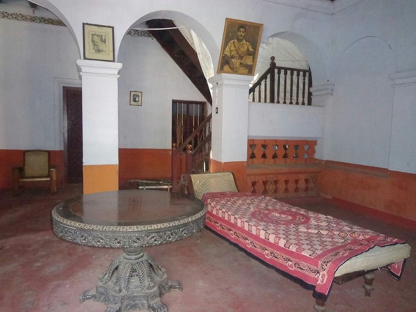 മണിച്ചിത്രത്താഴിന്റെ നിഗൂഢതകൾ തേടി കാരണവരുടെ മേടയിലേക്കൊരു യാത്ര ...