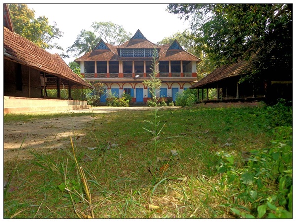 മണിച്ചിത്രത്താഴിന്റെ നിഗൂഢതകൾ തേടി കാരണവരുടെ മേടയിലേക്കൊരു യാത്ര ...