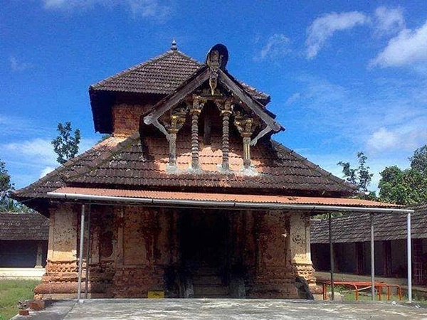 തൃക്കണ്ണില്ലാത്ത ശിവനെ പ്രതിഷ്ഠിച്ചിരിക്കുന്ന തൃക്കപാലീശ്വ ക്ഷേത്രം ...