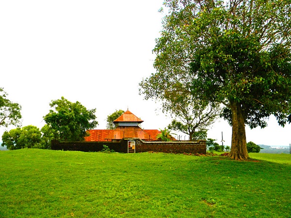 ചൂലും കയറും വഴിപാ‌ടായി നല്കുന്ന ആലുമാവിന്‍ ചുവട്ടിലെ അപൂര്‍വ്വ ...