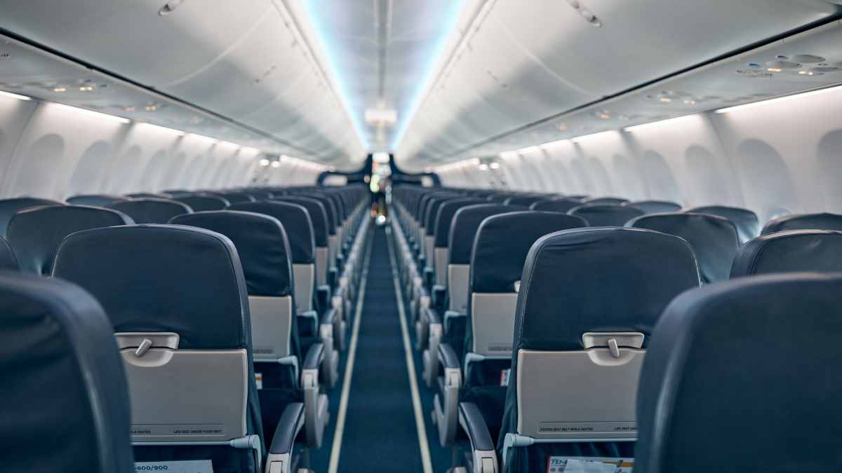 Fog And Mist Inside Airplane Cabin Before Take Off-Experts Say This Is ...