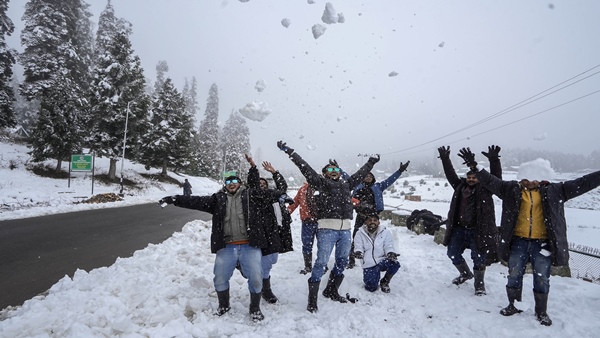 Winter In Kashmir: Snow Fall And Winter Tourism, Gulmarg Is Ready ...