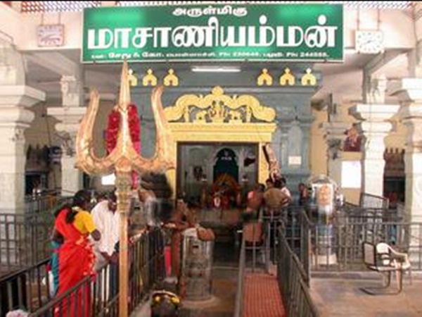 சந்தனத்தால் அடிக்கும் மக்கள்! அவர்களை கோடீஸ்வரனாக்கும் தெய்வம்! எங்கே ...