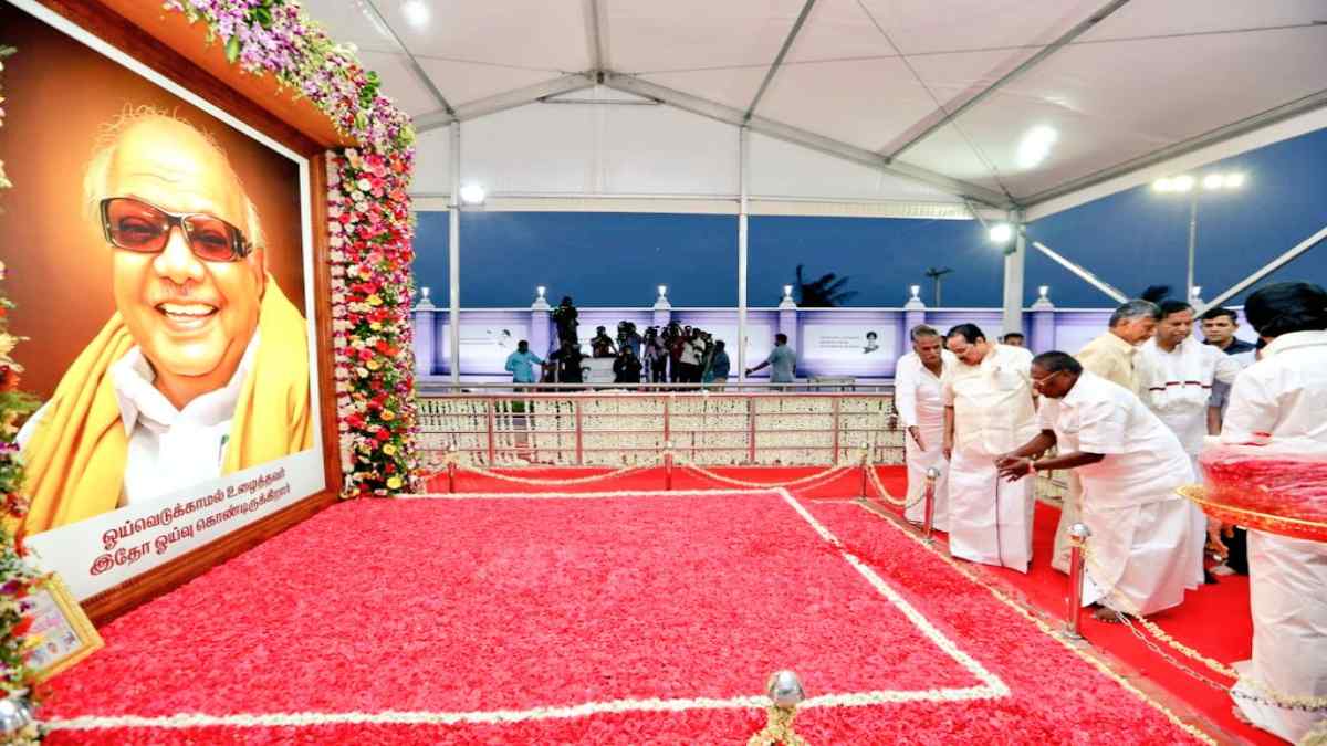 இந்திய தேசியக் கொடியை ஏற்றிய இந்தியாவின் முதல் முதல்வர் கருணாநிதி தான் ... இந்திய தேசியக் கொடியை ஏற்றிய இந்தியாவின் முதல் முதல்வர் கருணாநிதி தான் ...