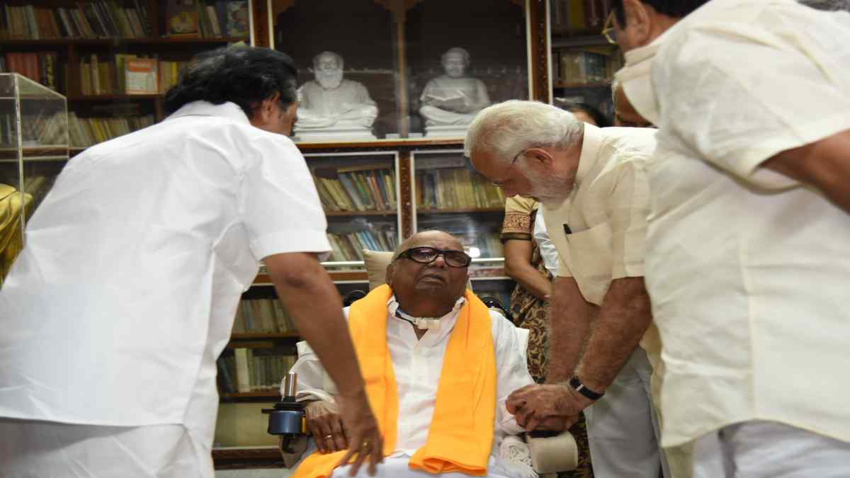 இந்திய தேசியக் கொடியை ஏற்றிய இந்தியாவின் முதல் முதல்வர் கருணாநிதி தான் ... இந்திய தேசியக் கொடியை ஏற்றிய இந்தியாவின் முதல் முதல்வர் கருணாநிதி தான் ...