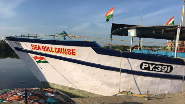 புதுச்சேரியில இப்படி ஒரு விஷயமா – ஒரே படகு சவாரியில 8 விதமான ...