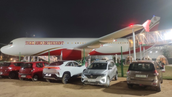 பெங்களூருவில் விமானம் வடிவ ரெஸ்டாரண்ட்...நிஜமாவே ஃபிளைட்டில் போற ...